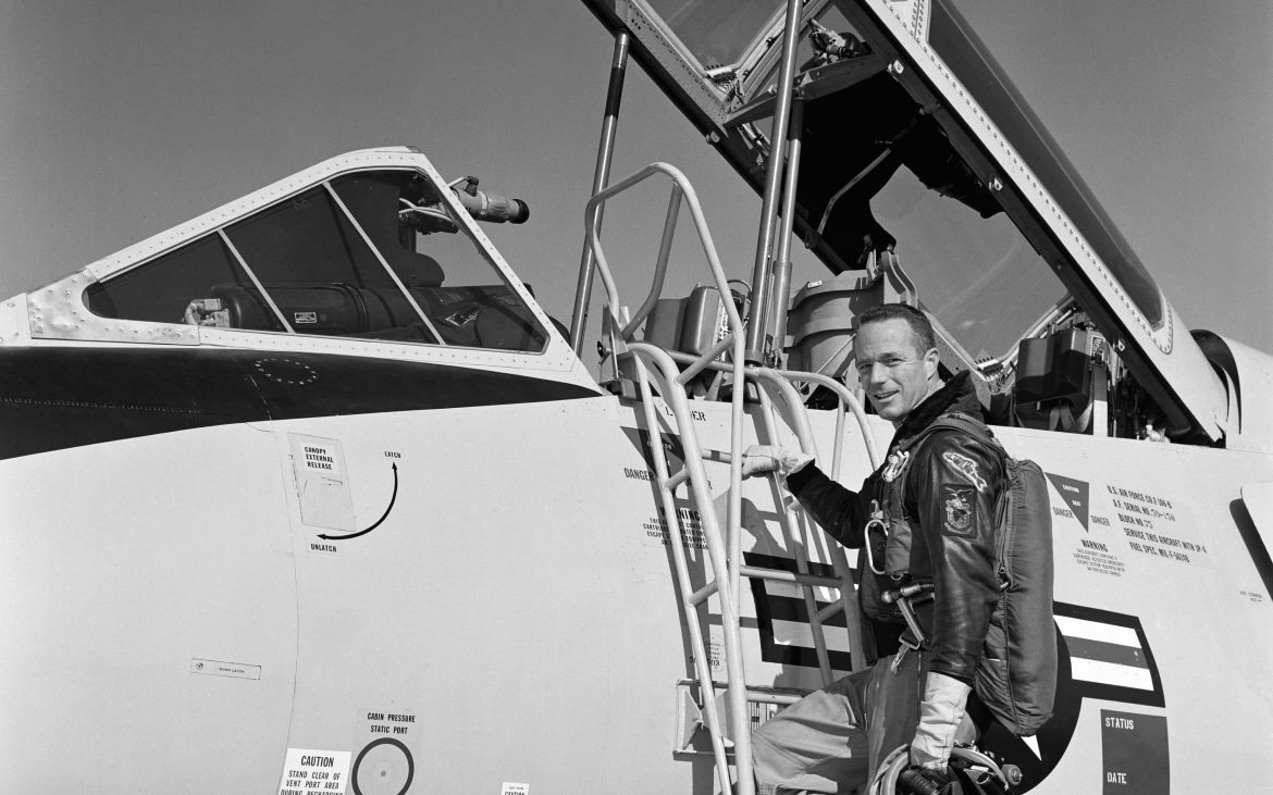 Astronaut M. Scott Carpenter in the cockpit of a T-106 | Horloge.info